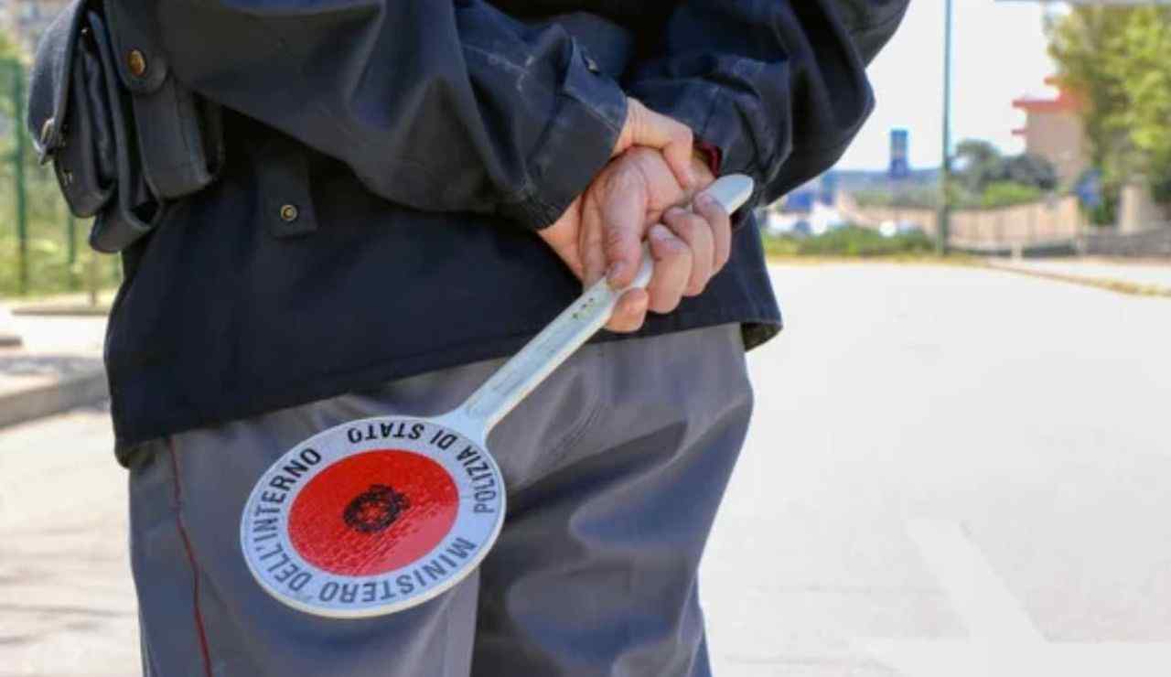 Saluta gli agenti al posto di blocco: 5.000€ di multa e mezzo ...